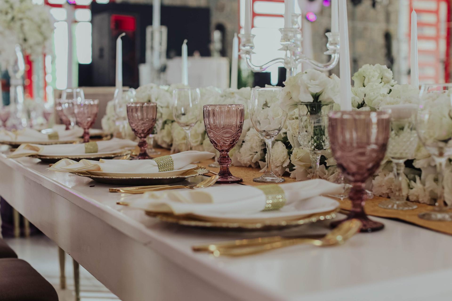 Copas de colores para un banquete de boda con mucho estilo - bodas.com.mx