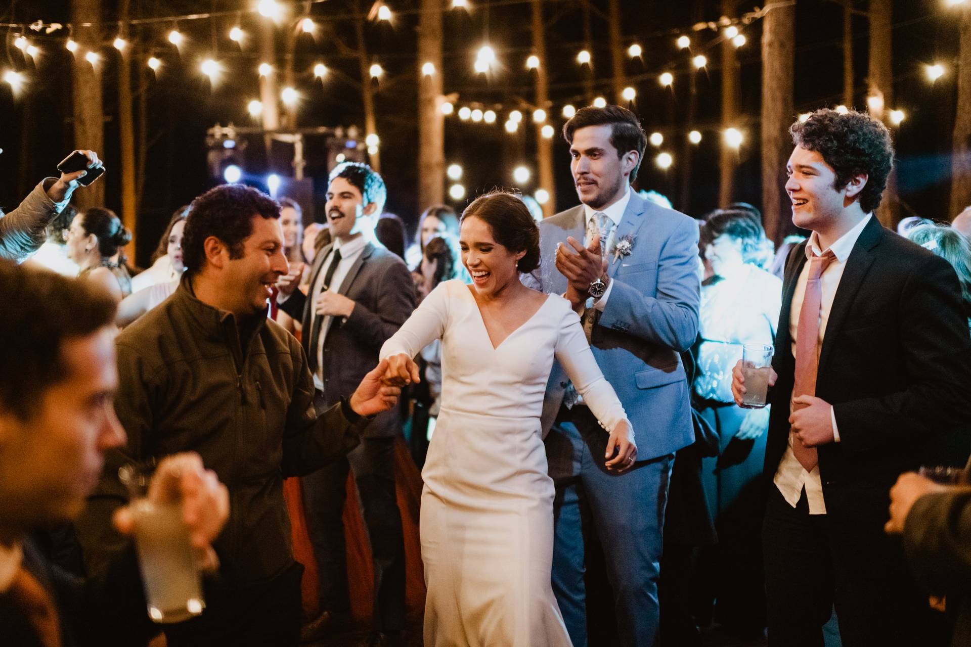 30 canciones para la entrada de los novios a la recepción - bodas.com.mx