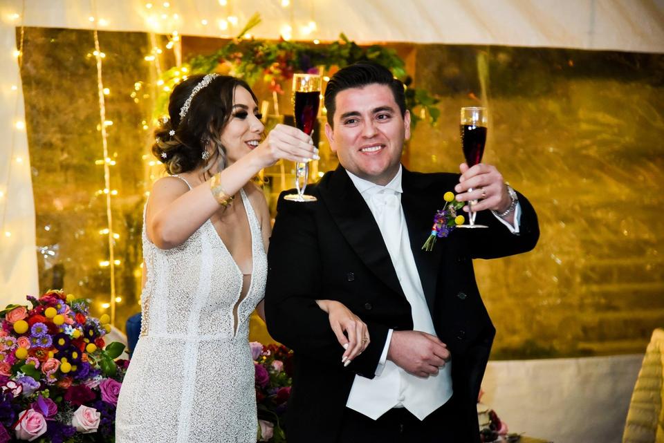 Brindis de boda: ¿qué es y por qué se hace? - bodas.com.mx