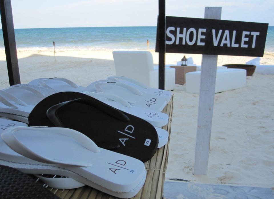 'Shoe valet', el nuevo imprescindible de las bodas en la playa - bodas ...