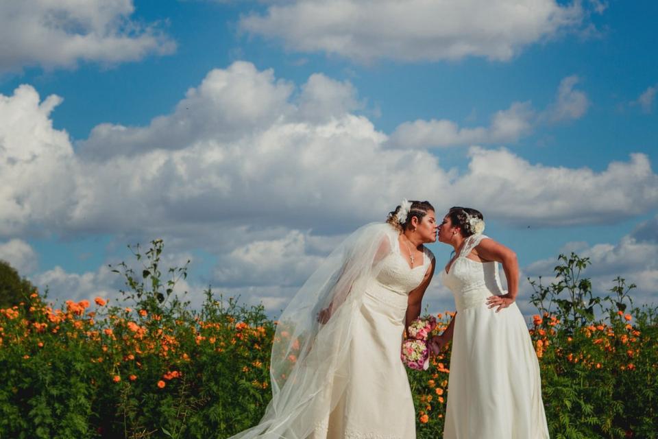 Una boda con dos novias: cómo coordinar el vestuario de ambas - bodas ...