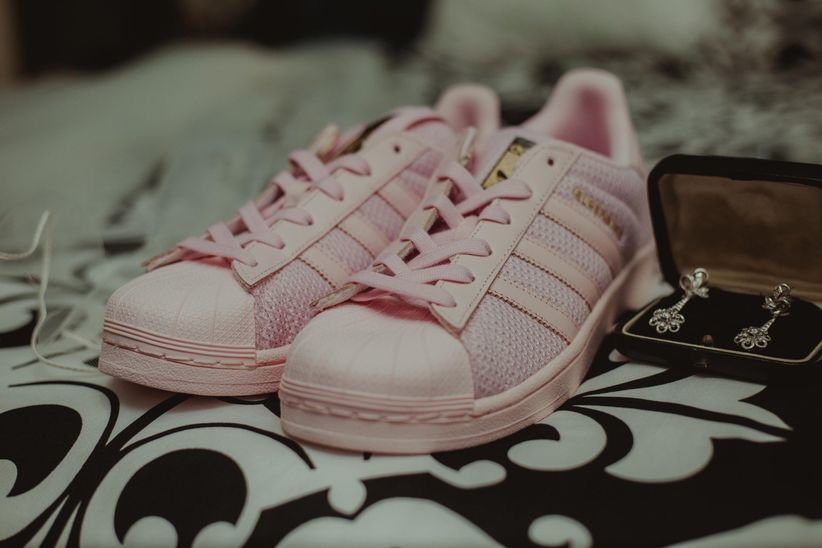 Cómo elegir unos tenis de novia perfectos para tu look - bodas.com.mx